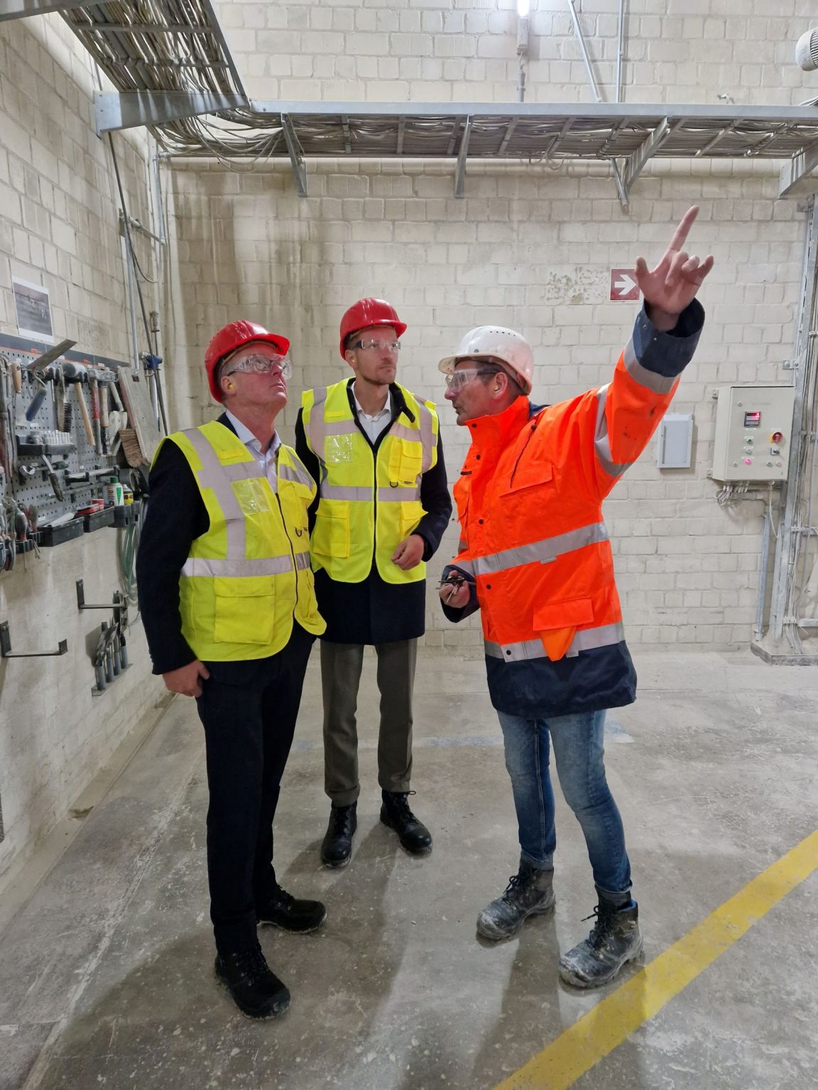 Bürgermeister und EWG-Geschäftsführer besuchen Lhoist-Kalkwerk Rheine